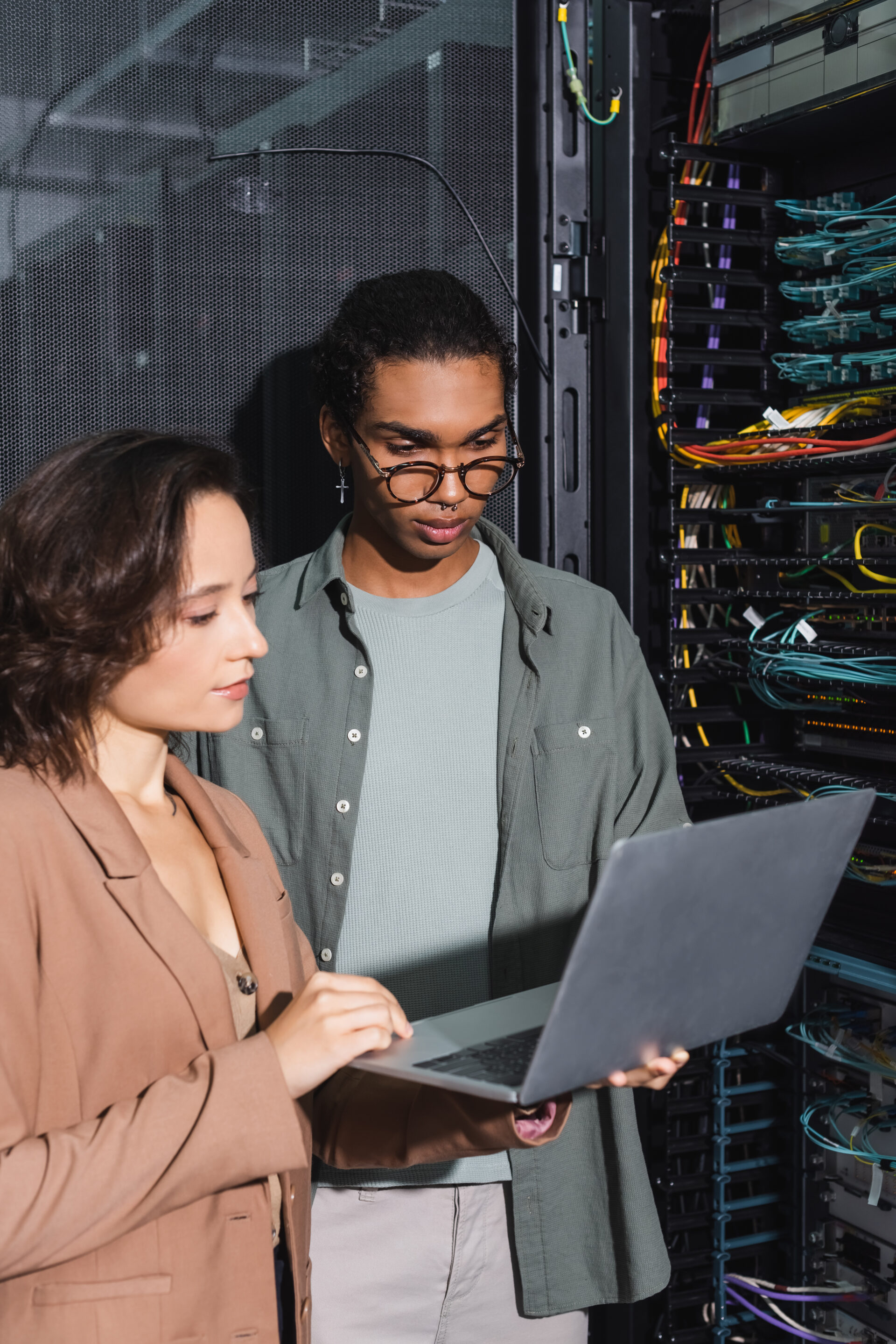 Virtualization vs. Traditional Servers: What’s Right for You? - Awe.some